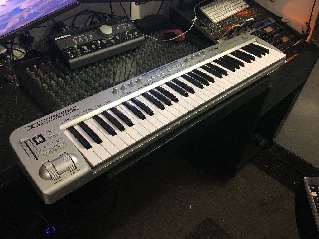 Behringer U Control Umx61 Midi Keyboard 61 Key Usb Midi Keyboard In