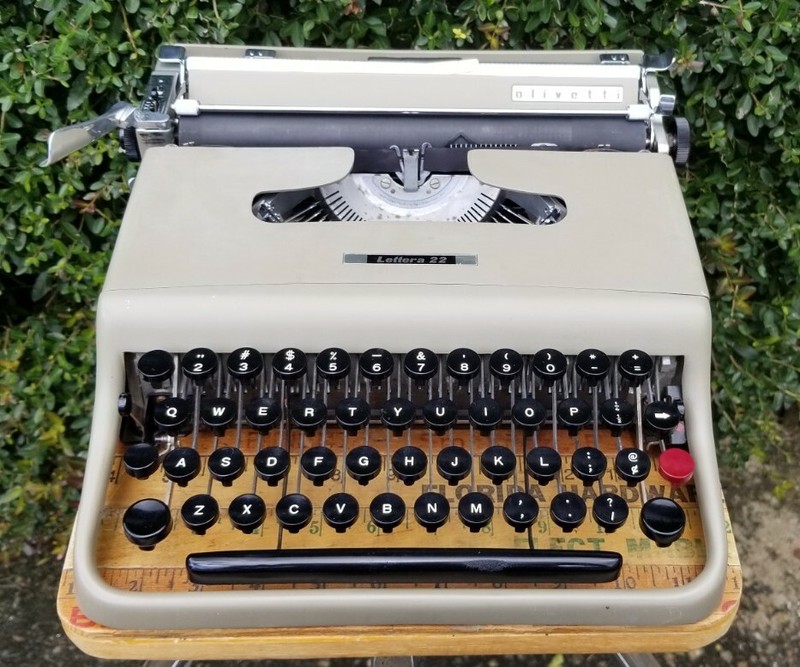 1955 Olivetti Lettera 22 on the Typewriter Database