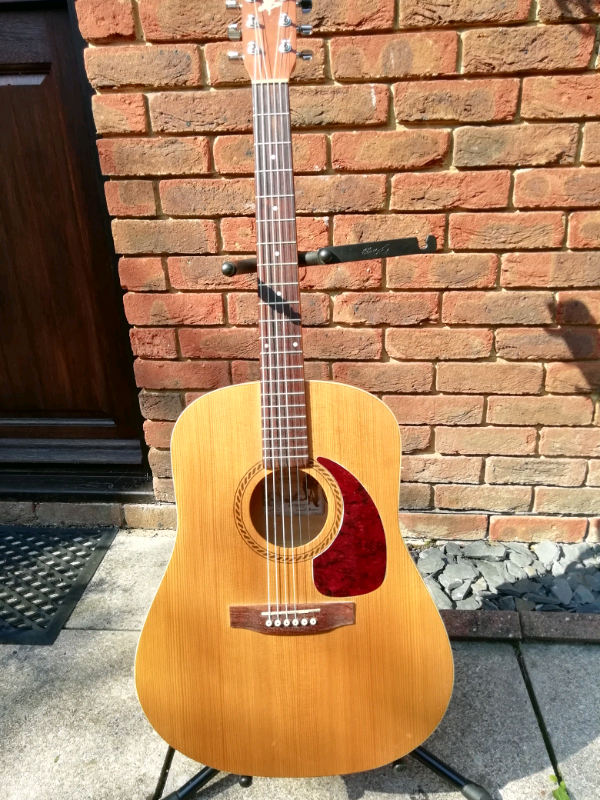 Art And Lutherie Solid Spruce Top Acoustic Guitar In Milton Keynes