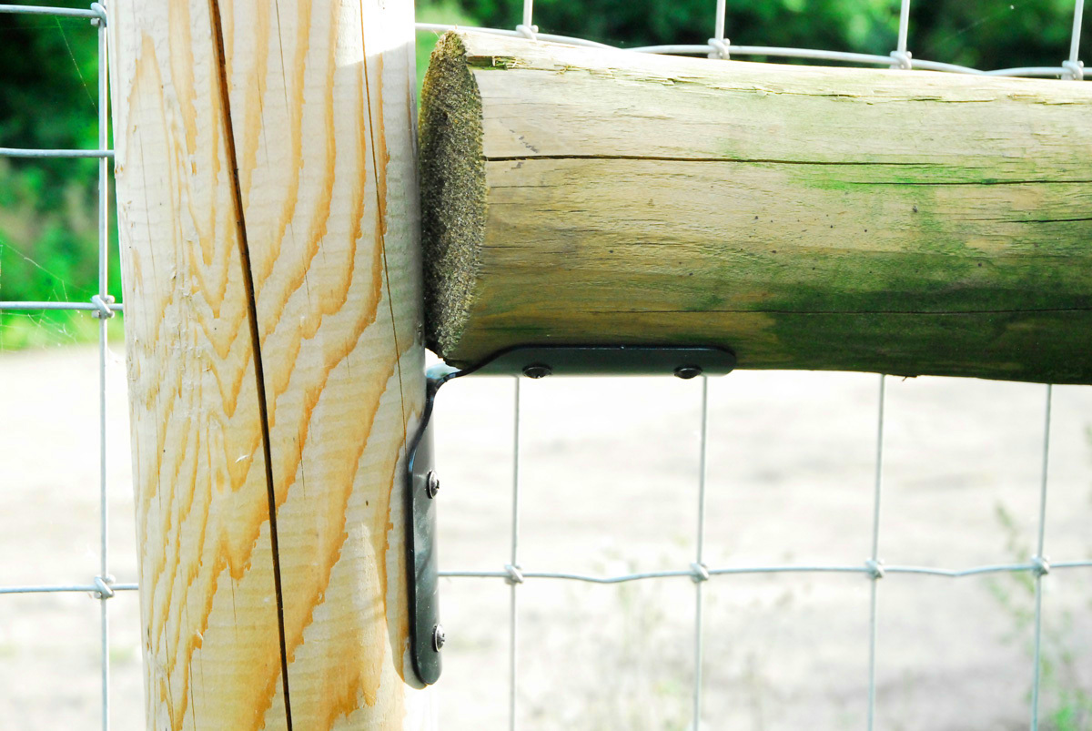 Round Stake Fencing Post Strainer Timber Wood Pole Steel Fixing Bracket ...