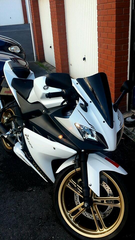 Yamaha R125 White And Black