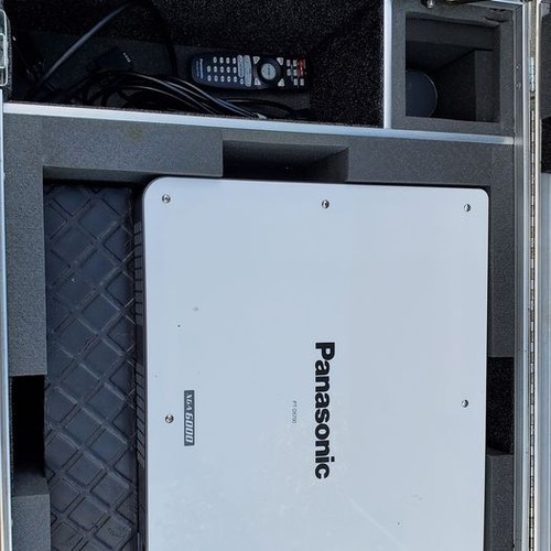 Panasonic PT-D5700 D5700U Projector 6000 LUMENS LOW LOW HOURS PROJECTOR ...