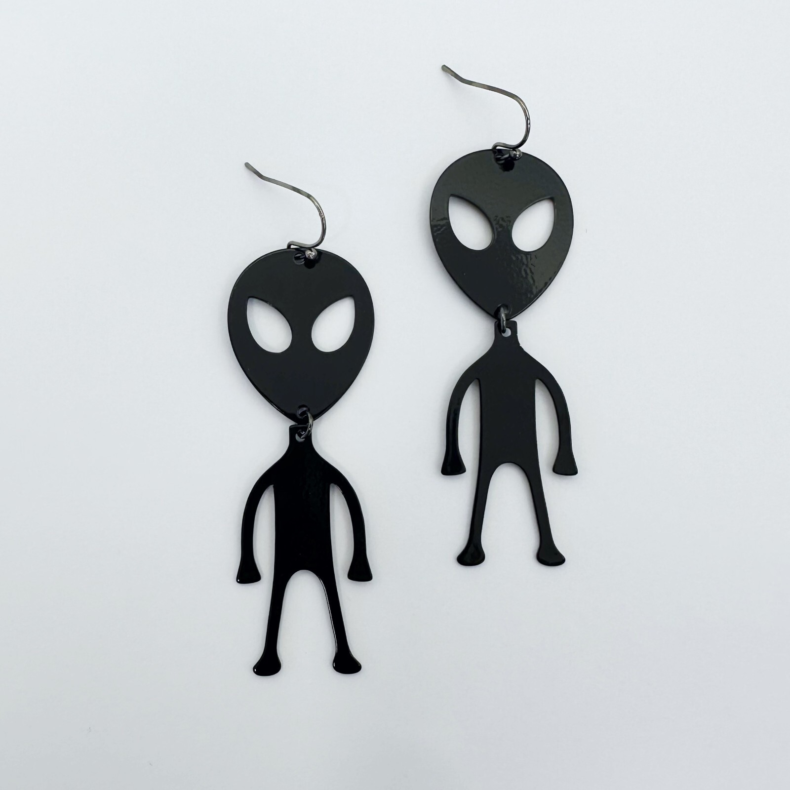 E0910 Black Color Thin Metal Halloween Theme Alien design drop Dangle ...