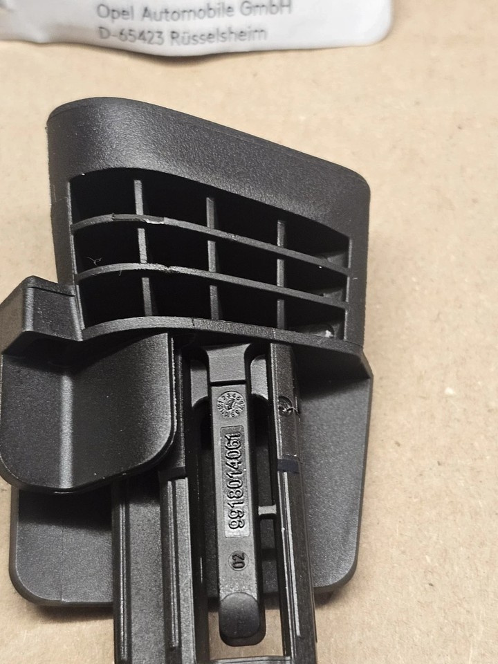 Vauxhall Zafira Tourer C Left-Side Boot Cover Guide Pin lug clip ...