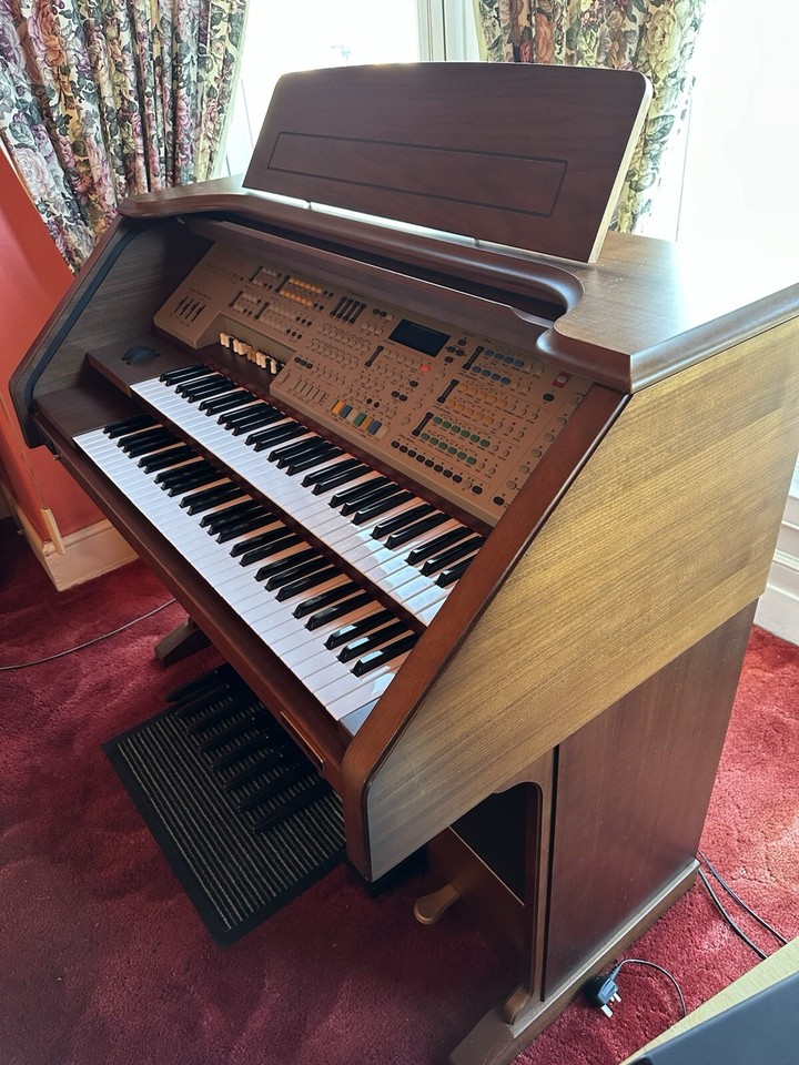 Used Orla GT9000 DLX Organ Light Brown Very Good Condition Works ...