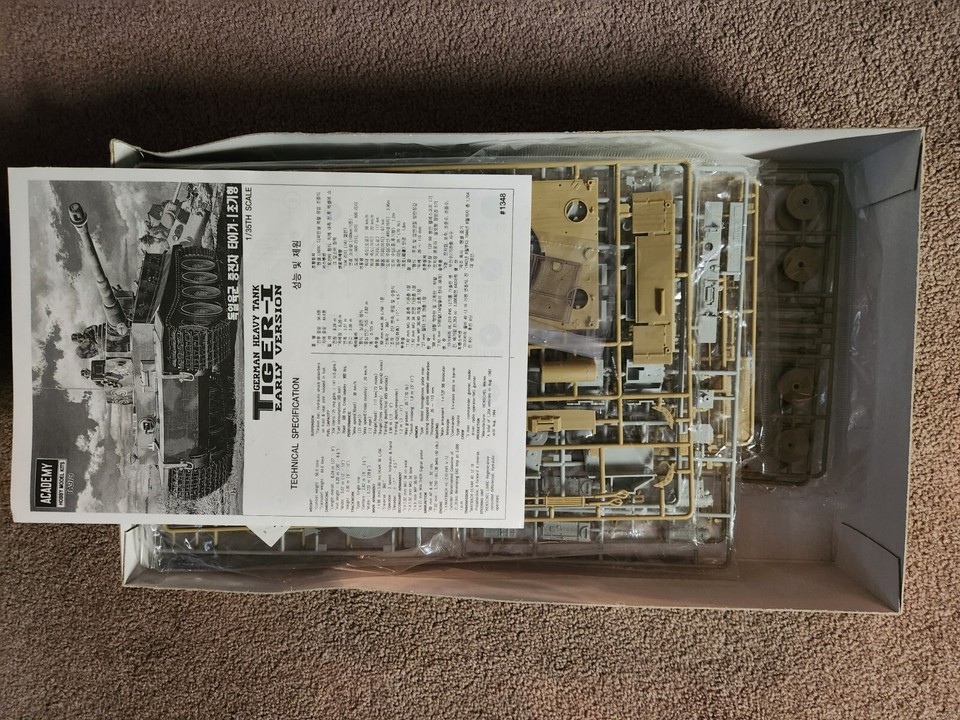 Academy 1/35 GERMAN HEAVY TANK TIGER-I EARLY VERSION Model Static Model ...
