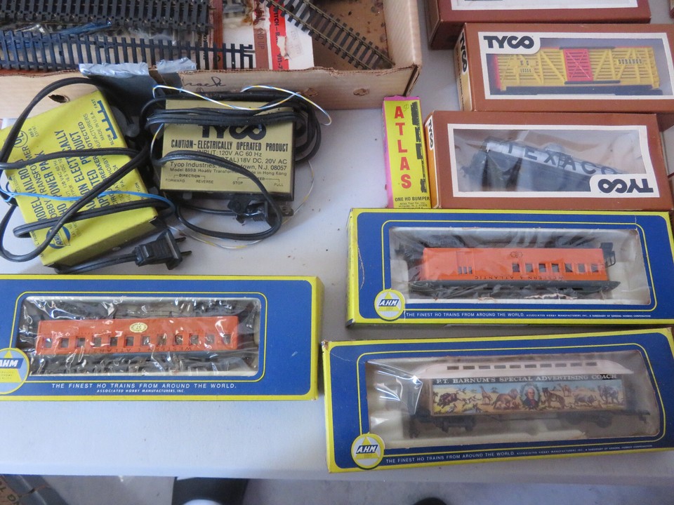 VTG Tyco Ho Scale Electric Trains Lot and Accesories 21 cars, Track ...