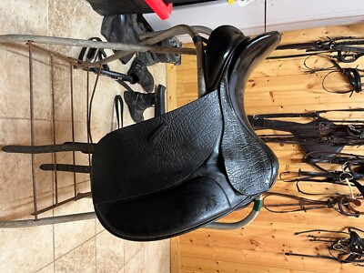 18" County Connection Dressage Saddle, 18 inch seat, black, open to ...