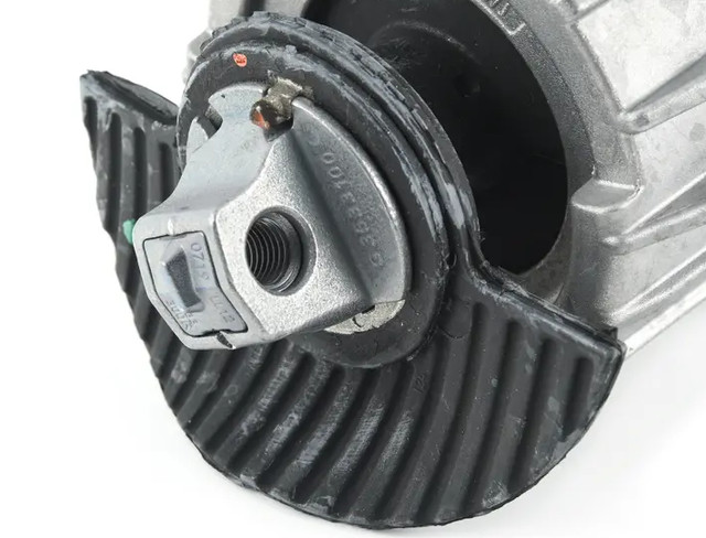 Mercedes-Benz CLS C218 X218 2017 6.3 430kW Engine mount bracket ...