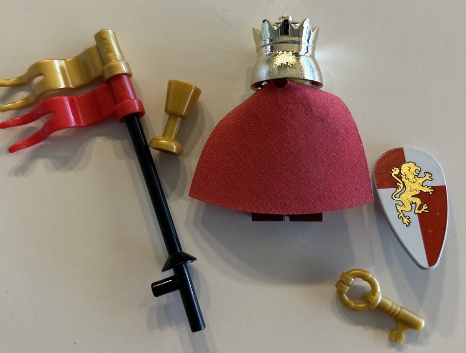 LEGO Minifigure Castle Kingdoms Lion King Quarters + Cape & Shield ...