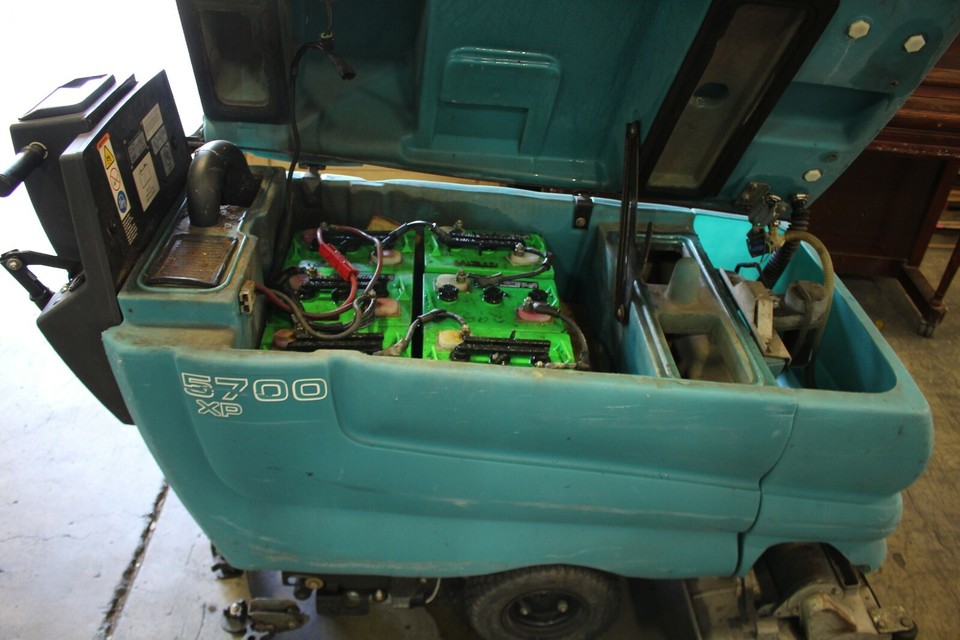 Tennant 5700 XP 32" Cylindrical Walk Behind Floor Scrubber | eBay