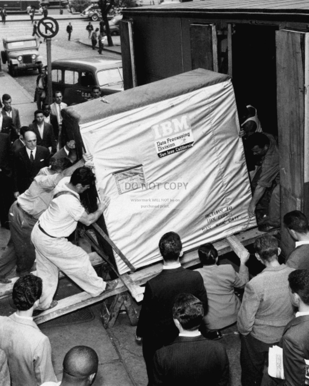 WORKERS LOAD A 5MB IBM HARD DRIVE FOR DELIVERY IN 1956 - 8X10 PHOTO (AA ...