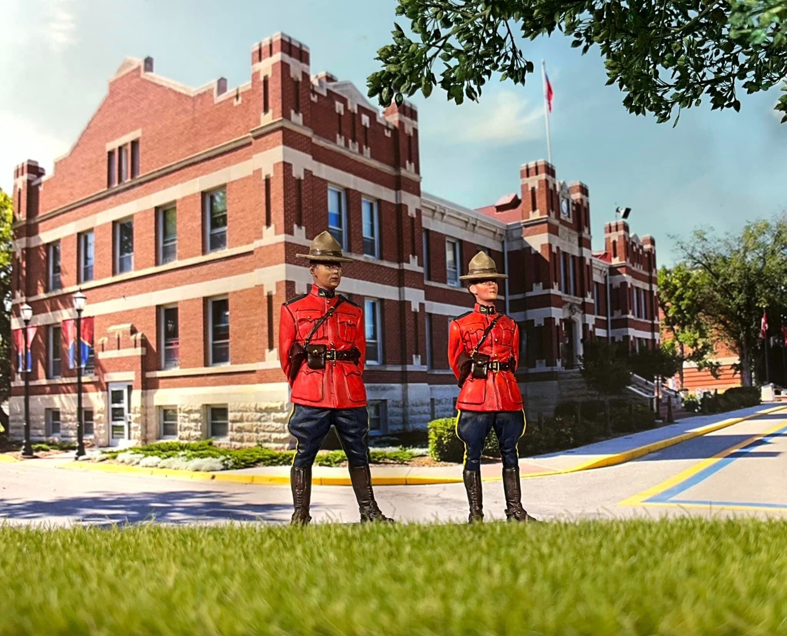 BRITAINS MUSEUM COLLECTION 10101 ROYAL CANADIAN MOUNTED POLICE, MALE ...