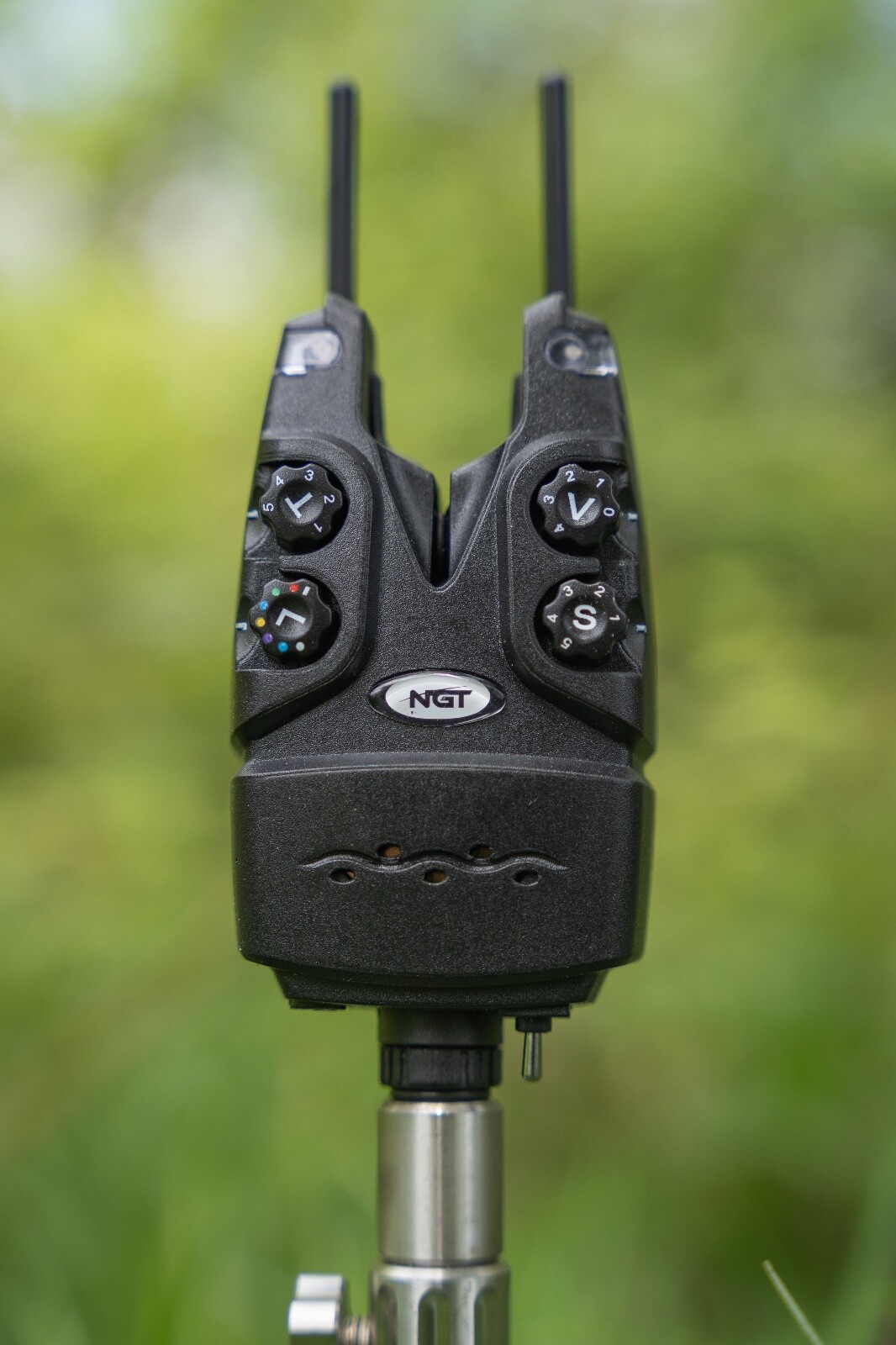 NEW NGT BITE ALARMS SET 3+1 WITH RECEIVER BIVVY LIGHT FISHING BOBBINS ...