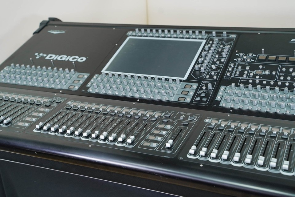 DiGiCo SD10 Digital Mixing Console w/ Waves Card, ST Optical & Road ...