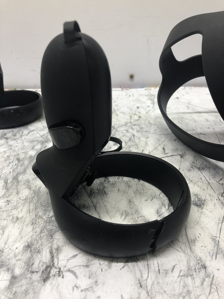 DAMAGED OCULUS QUEST 2 MH-B VR HEADSET WITH DAMAGED CONTROLLERS FACT ...