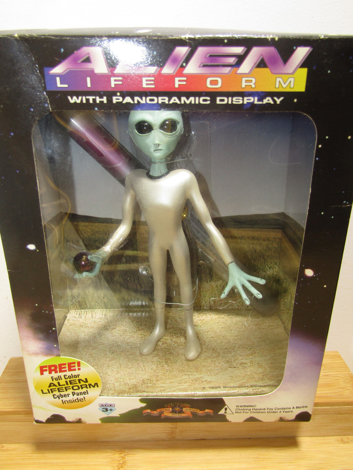 Shadowbox Collectables Alien Lifeform With Panoramic Display Action ...