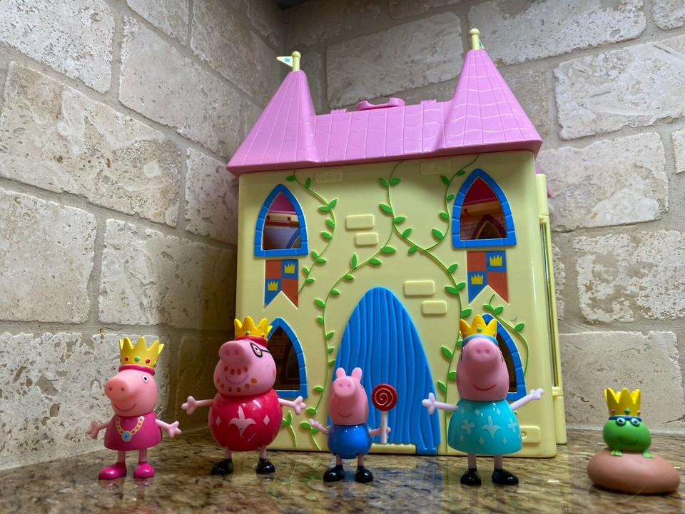Peppa Pigs Princess Castle Deluxe Playset Figures | eBay