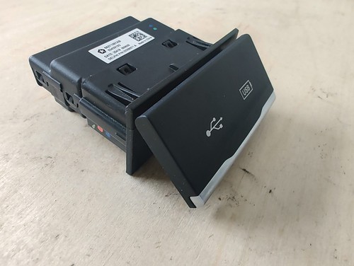 2015-2020 Jeep CHEROKEE rear center charger Dual USB Port OEM MOPAR ...
