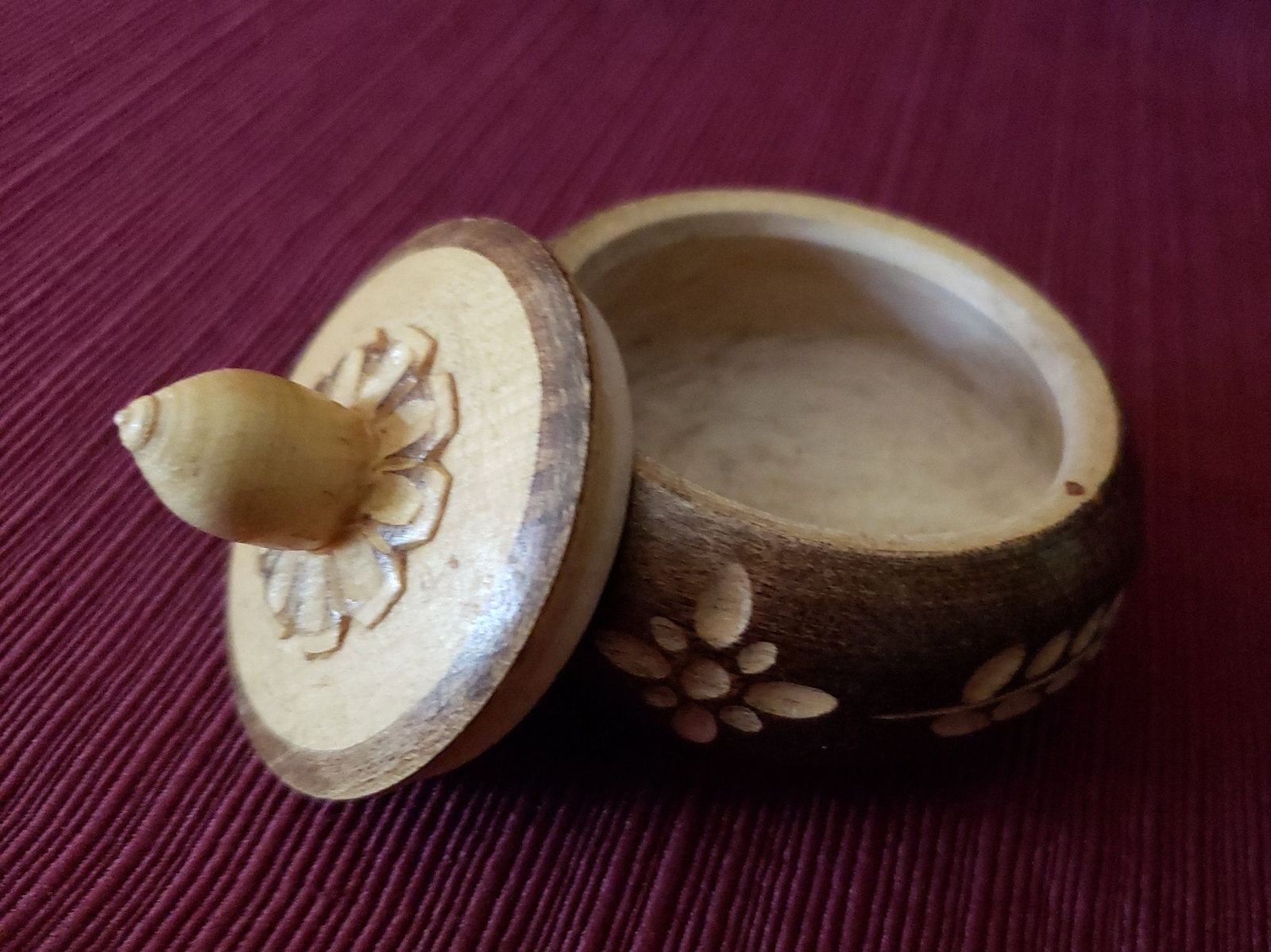 Vintage Round Carved With Floral And Leaf Motif Wood Lidded Trinket ...