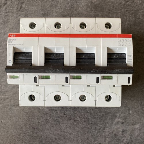 Disjoncteur ABB 4P 40A Courbe C Raccordement à vis - 36KA (6Modules) Réf : S804N | eBay