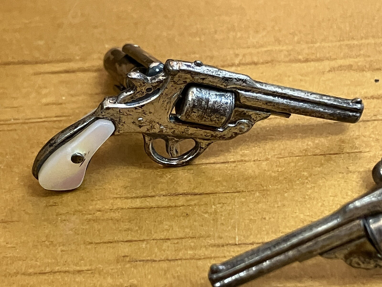 Vintage Colt Revolver Pearl Handle Gun Cuff Links & S… - Gem