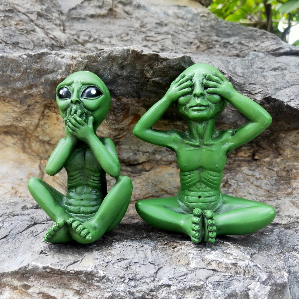 Three Wise Alien Statue, Hear No Evil See No Evil Speak No Evil Alien ...