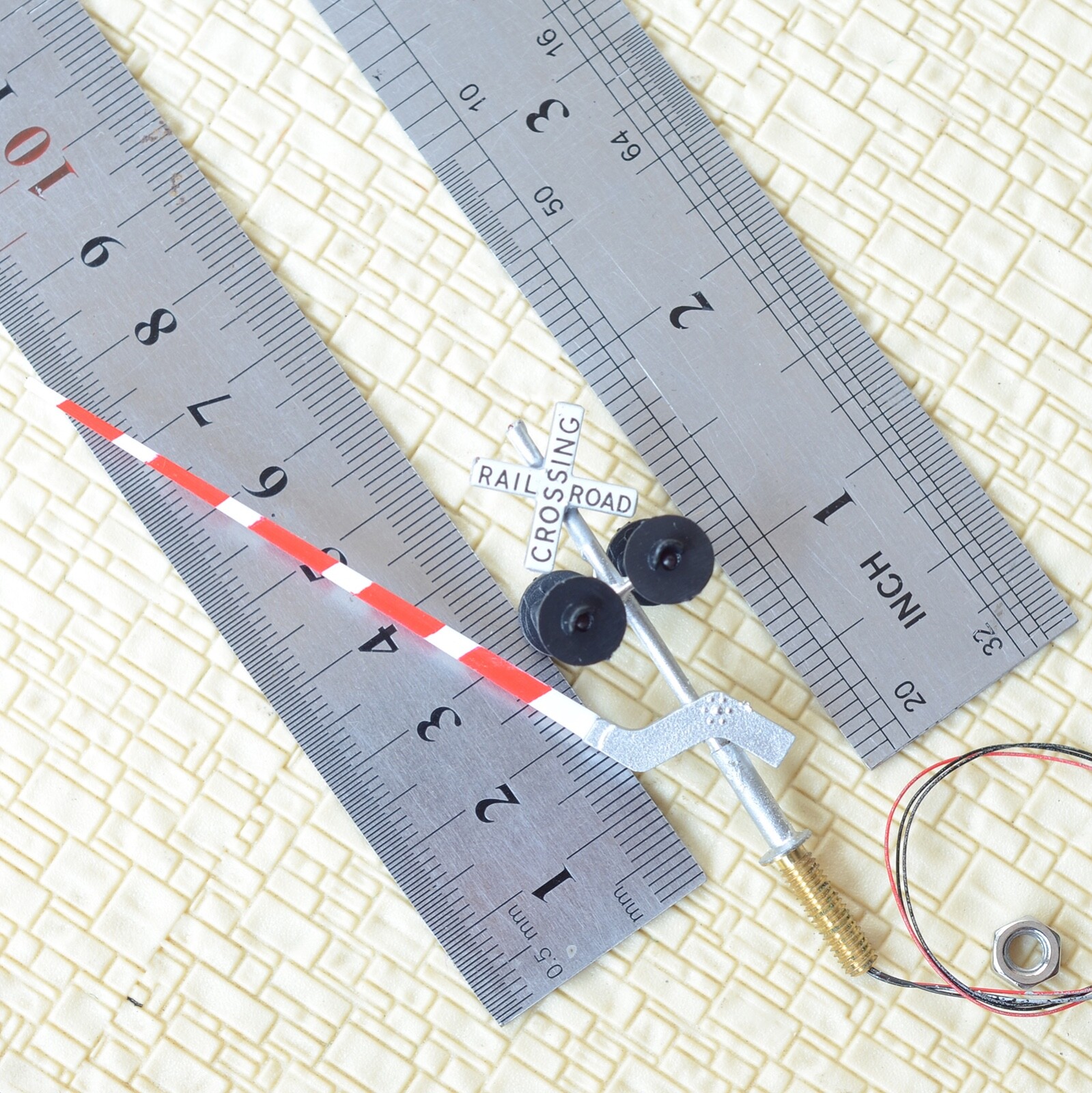 2 x HO scale railroad crossing signal arm gate stop lever flasher any ...