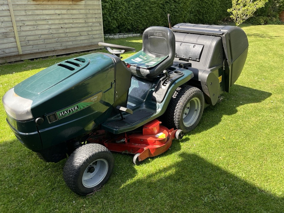 Hayter Tractor Mower REDUCED - ST 42 Inch Cut Briggs & Stratton vtwin ...