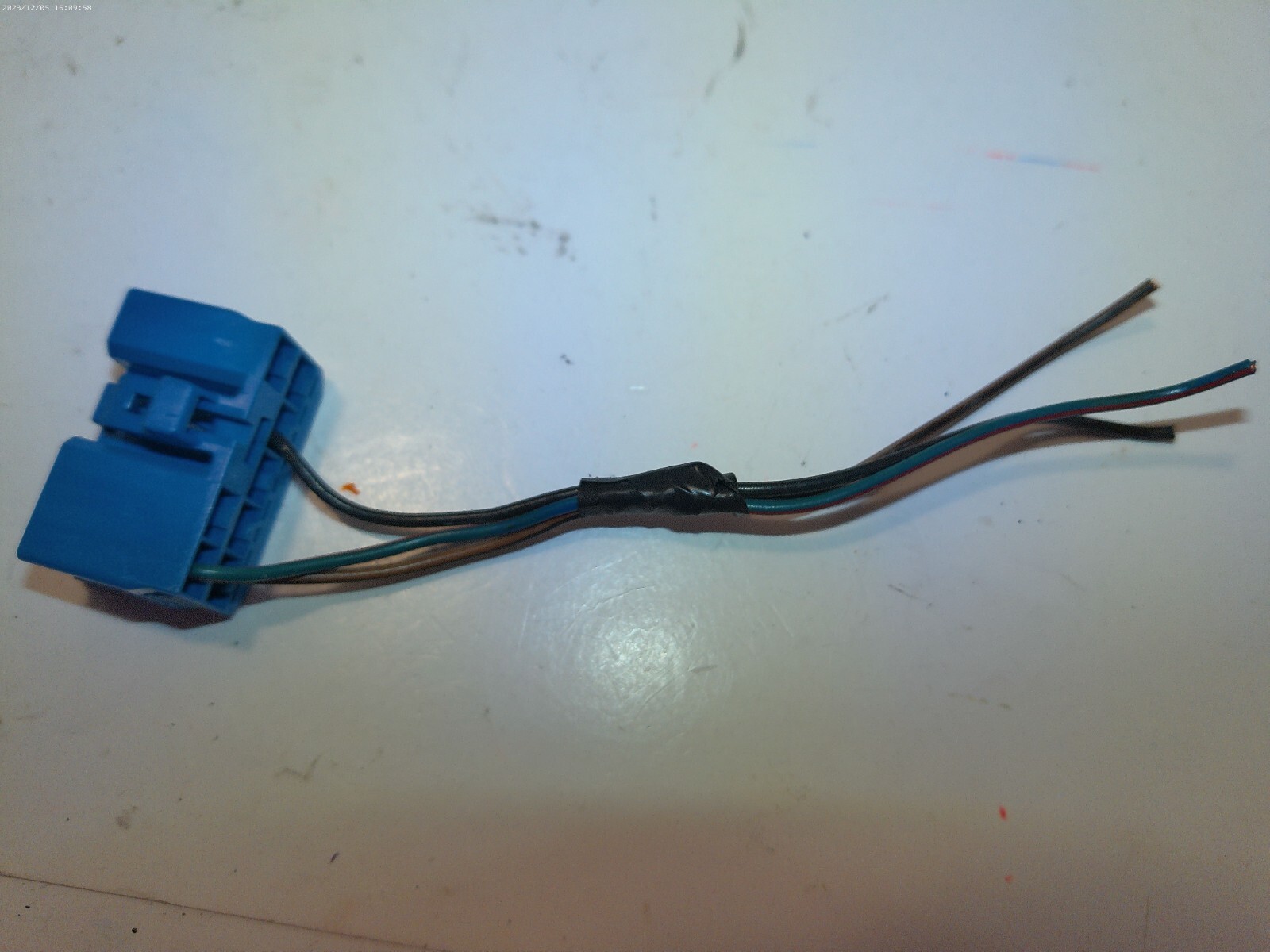 00-04 VOLVO S40 TAIL LIGHT SOCKET PANEL PASSENGER RIGHT BLUE PLUG 3 ...