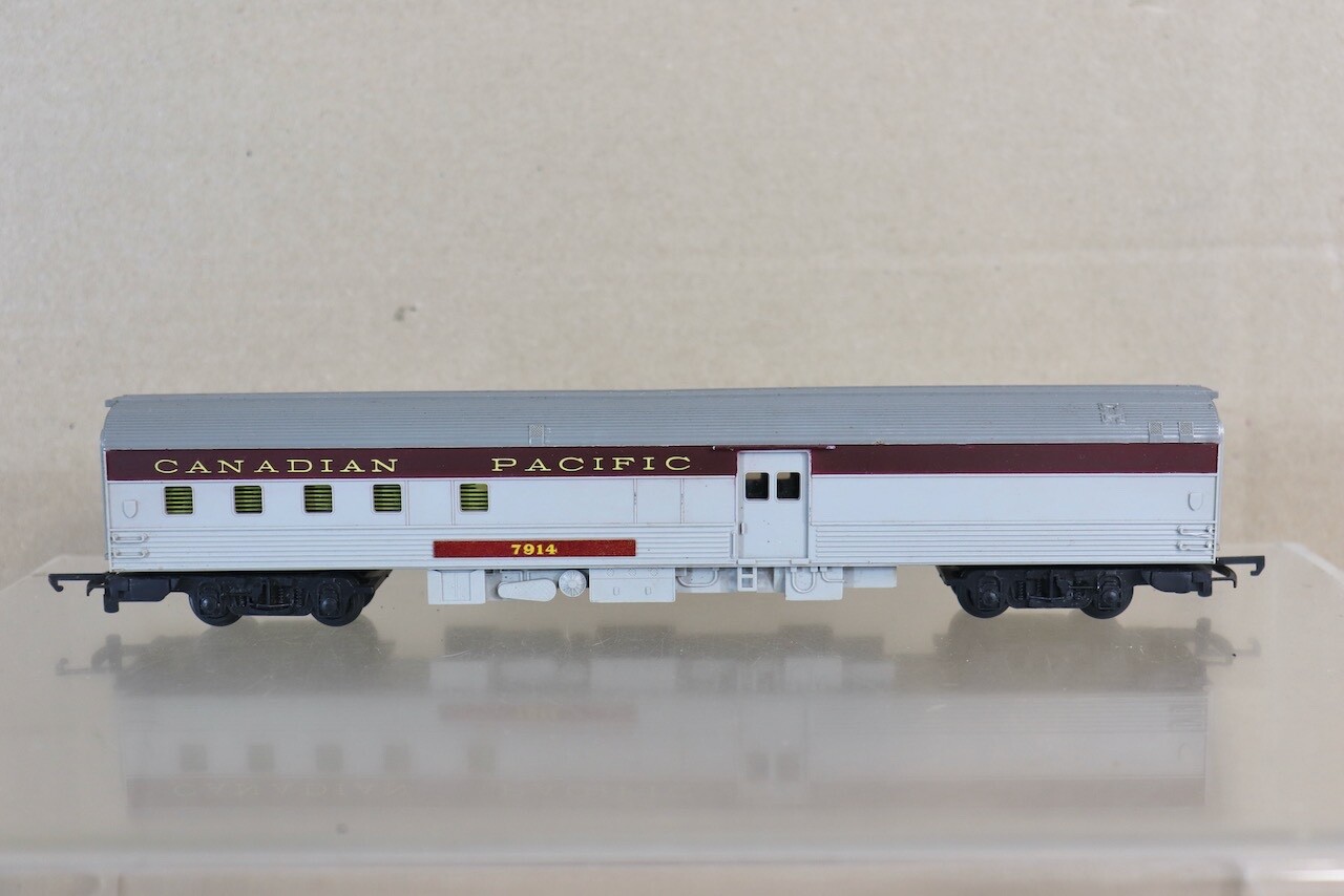 TRIANG HORNBY R446CP CANADIAN PACIFIC CP BAGGAGE CAR COACH og | eBay UK