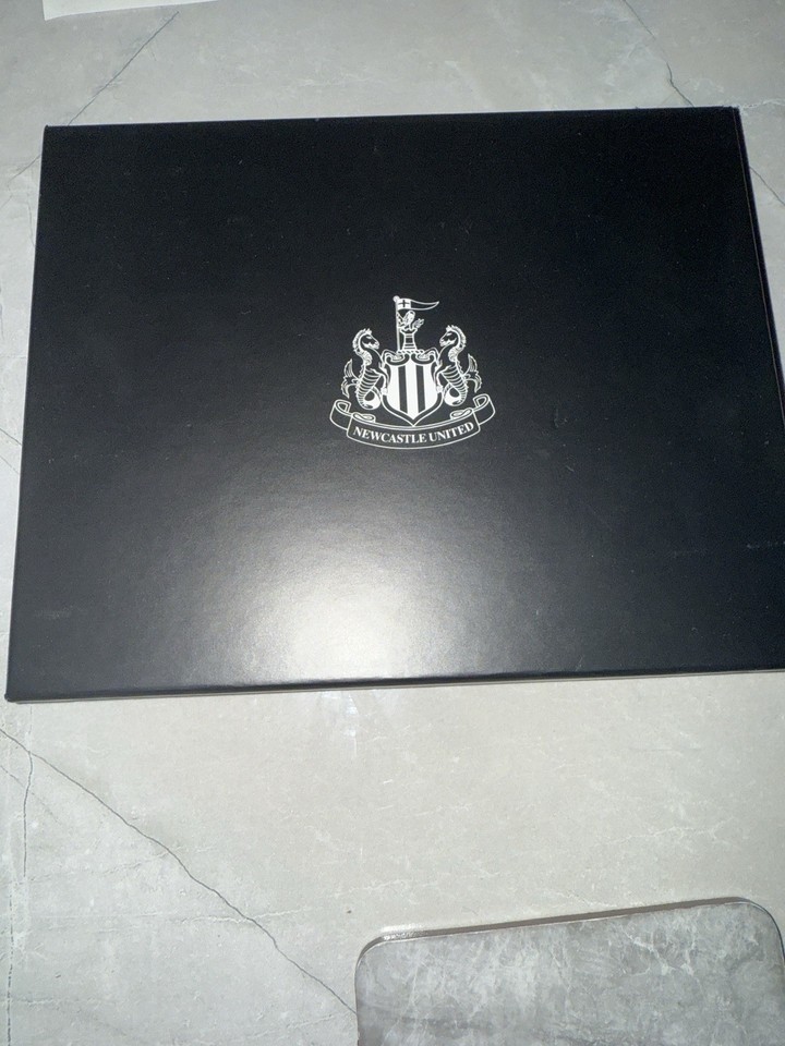 Newcastle United Presentation Gift Box Card Wallet Holder Pin Badges ...