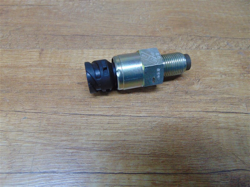 Brand New Speedometer Sensor Genuine Mercedes 711/714/715 - A0135426217 ...