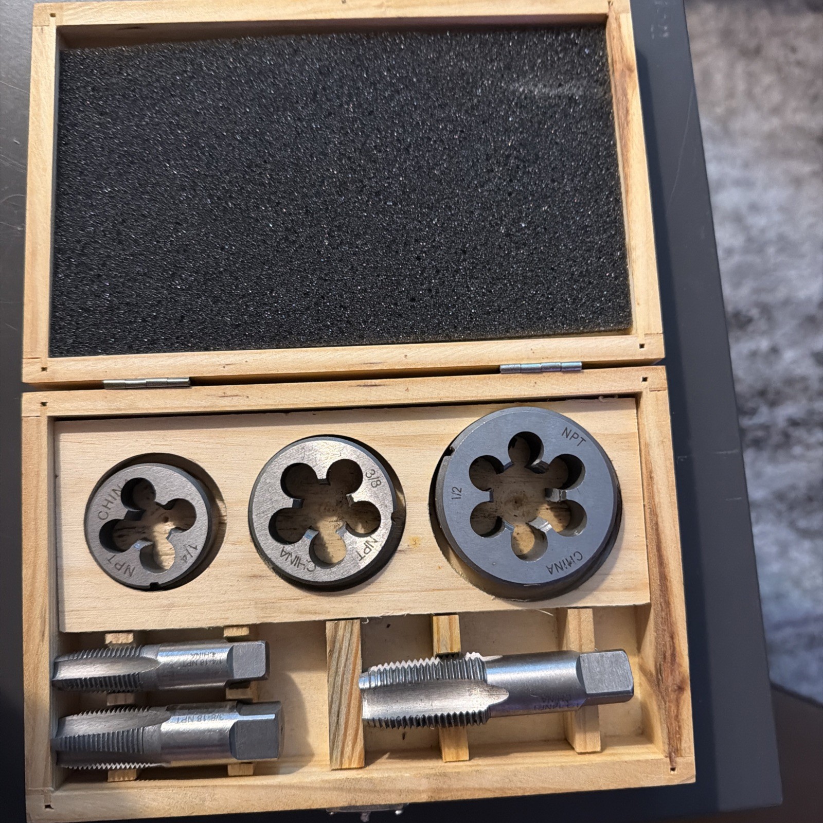 Harbor Freight Tools 91395 6-Pc Pipe Tap & Die Set 1/2" 1/4" 3/8" w ...