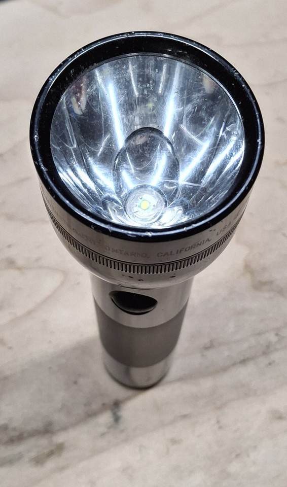 Mag-Lite LED Flash Light 2 D Cell Made In USA Works Great Batteries Not ...