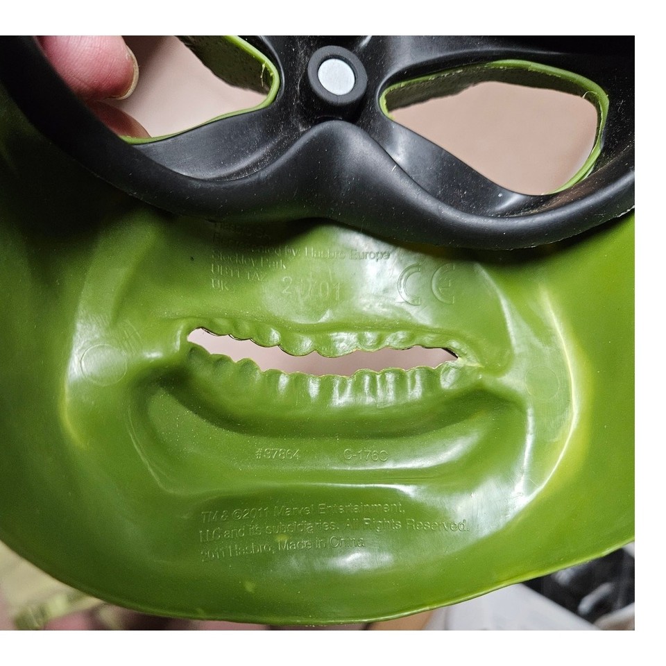 MARVEL 2011 The Incredible Hulk Child Costume Mask HASBRO Kids ...