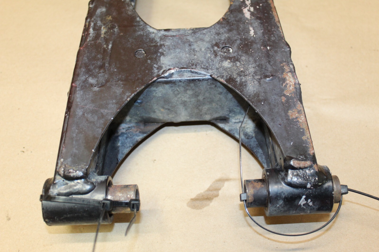 03 Polaris Predator 500 OEM REAR Swingarm Swing Arm Carrier AXLE 🔥FAST ...