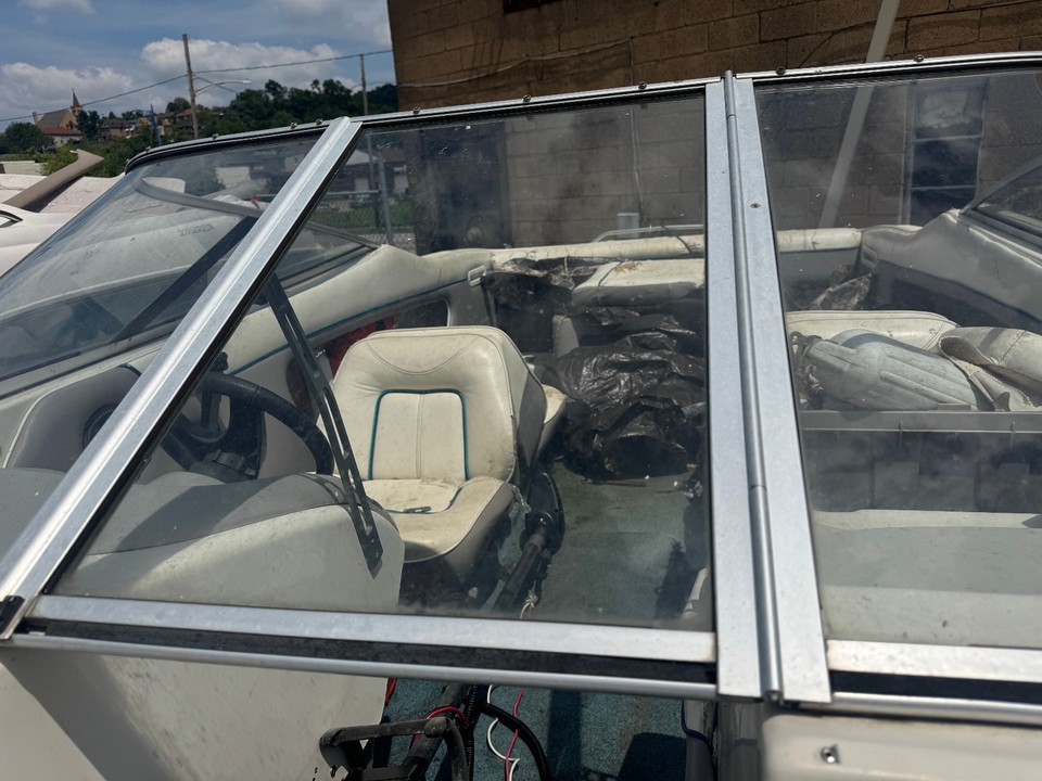 1994 Bayliner Capri 2050 LS Left Side Curved Windshield Glass Piece ...