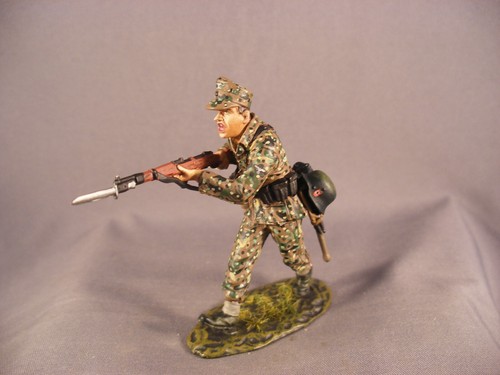 Thomas Gunn SS153B WW2 German *SS Trooper Charging w/ Cap* Goes w/King ...