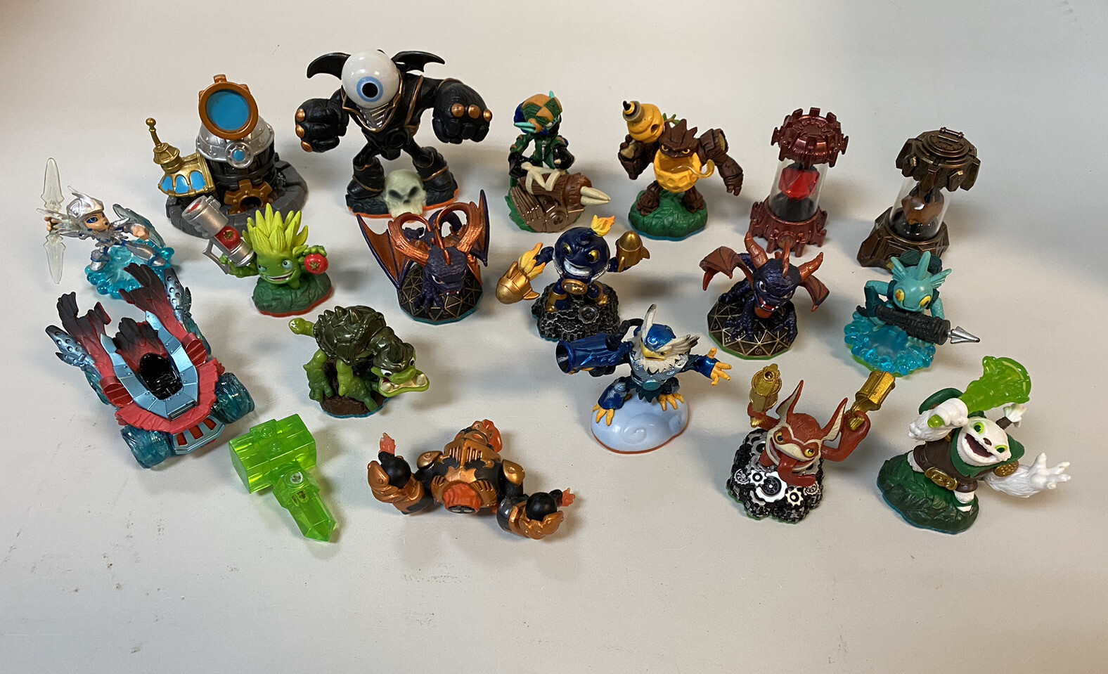 SKYLANDERS Lot of 19 Action Figures Activision Giants Eye-Brawl Spyro ...