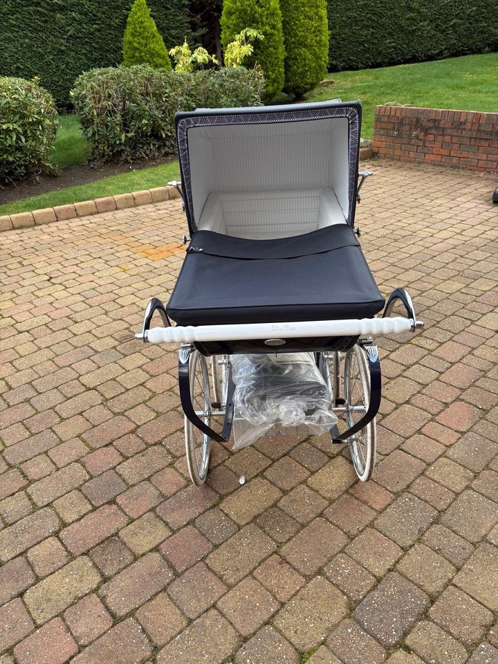 Silver Cross Balmoral Coach Built Pram in Navy, This Will Come With ...