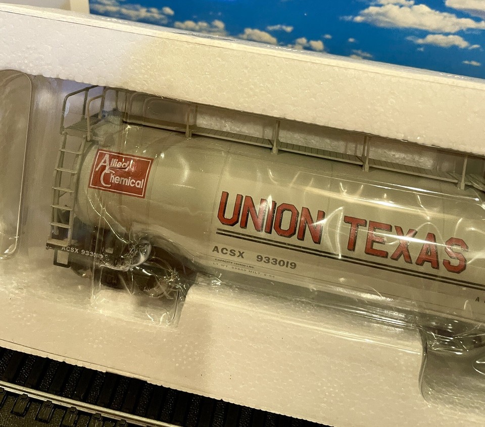 HO Atlas #1730-4, 33000 Gal Tank Car, Union Texas Petroleum ACSX ...