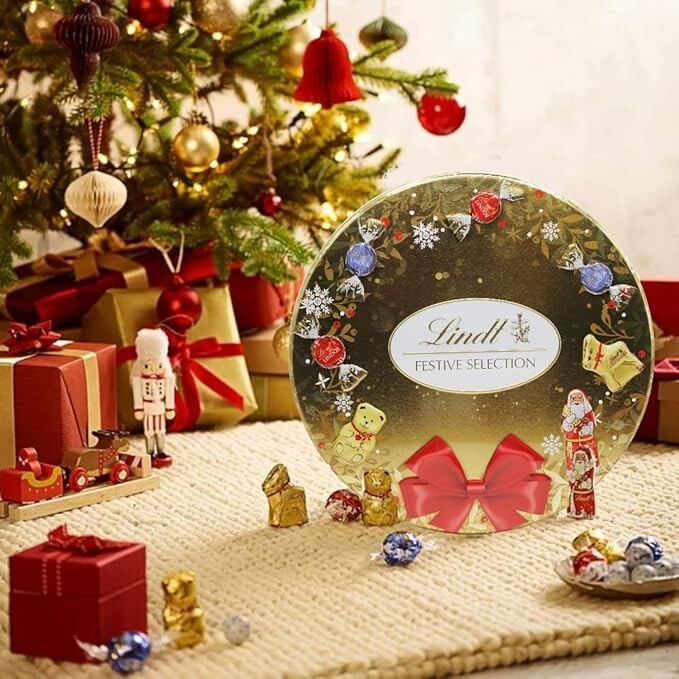Festive Selection of Lindt Favourite Assorted Sweets Wreath Tin Gift ...