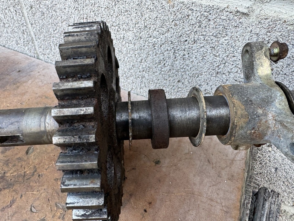 ARIENS 926LE SNOWBLOWER 26” Wheel Axle And Gear 00391500 00371000 | eBay