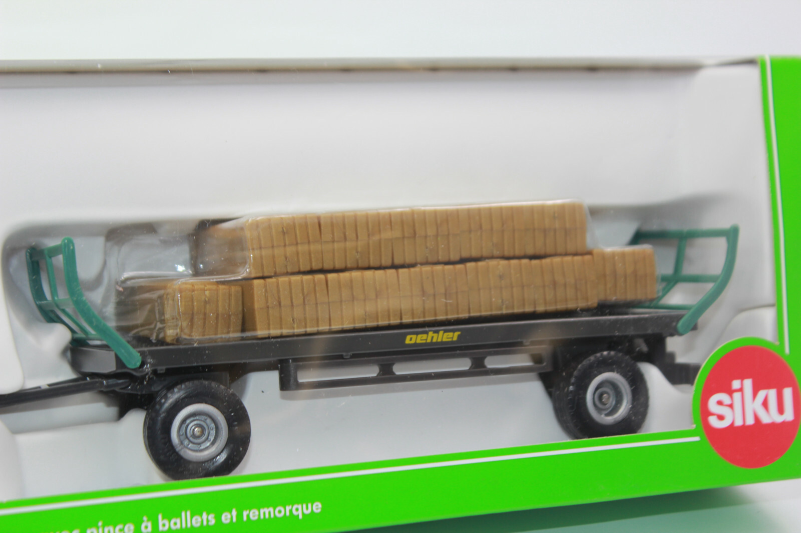 Siku 1946 Claas Traktor mit Ballengreifer und Anhänger 1:50 NEU in OVP ...