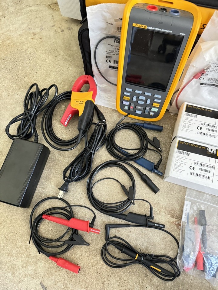 FLUKE 125B/NA INDUSTRIAL SCOPEMETER 40MHz HANDHELD OSCILLOSCOPE 1HZ TO ...