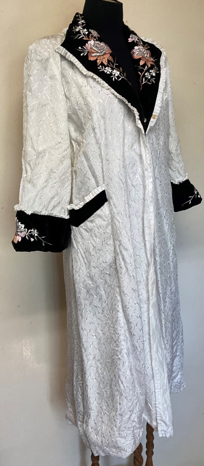 Fuji Kogyo 1950’s White Damask & Velvet Floral Embroi… - Gem