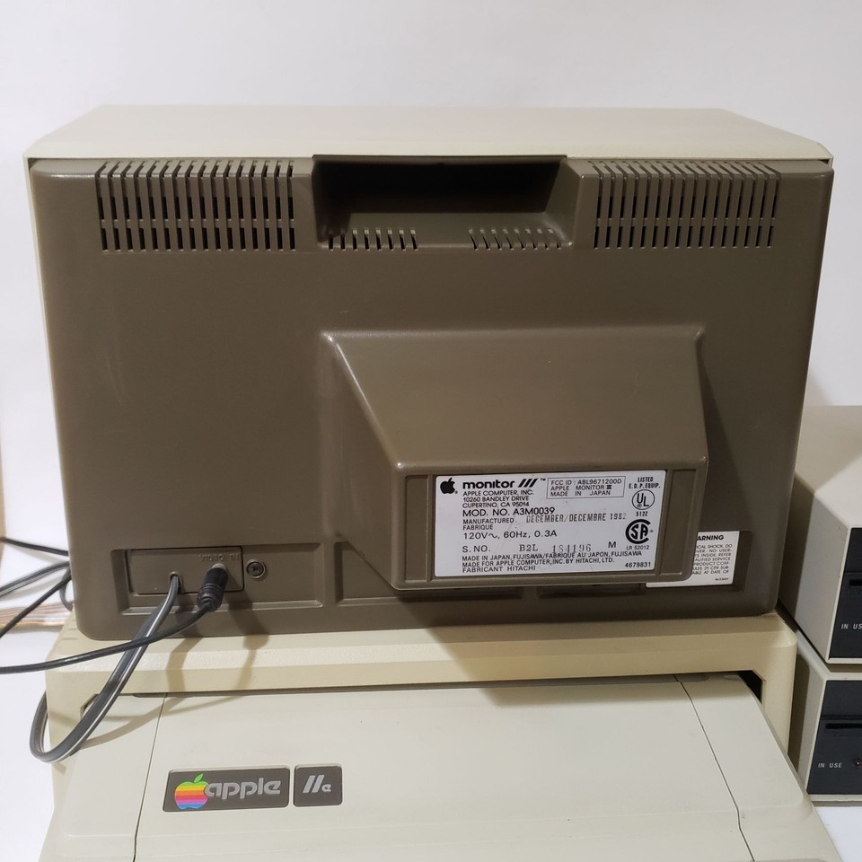 Apple IIe Vintage Computer System With Monitor III & Vista Disk Drives ...