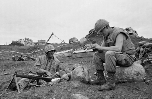 Vietnam War Photos -- US Soldiers Eating Rations | eBay