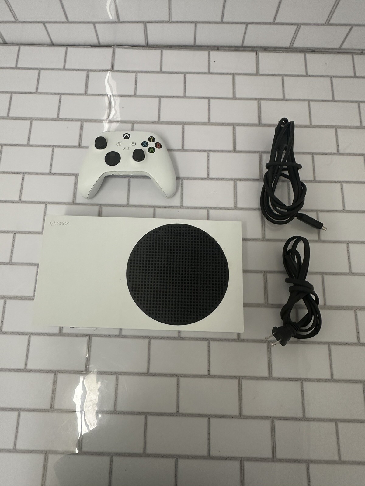 XBOX SERIES S WHITE WITH CONTROLLER BATTERY AND CORDS 512 GB 142886215017